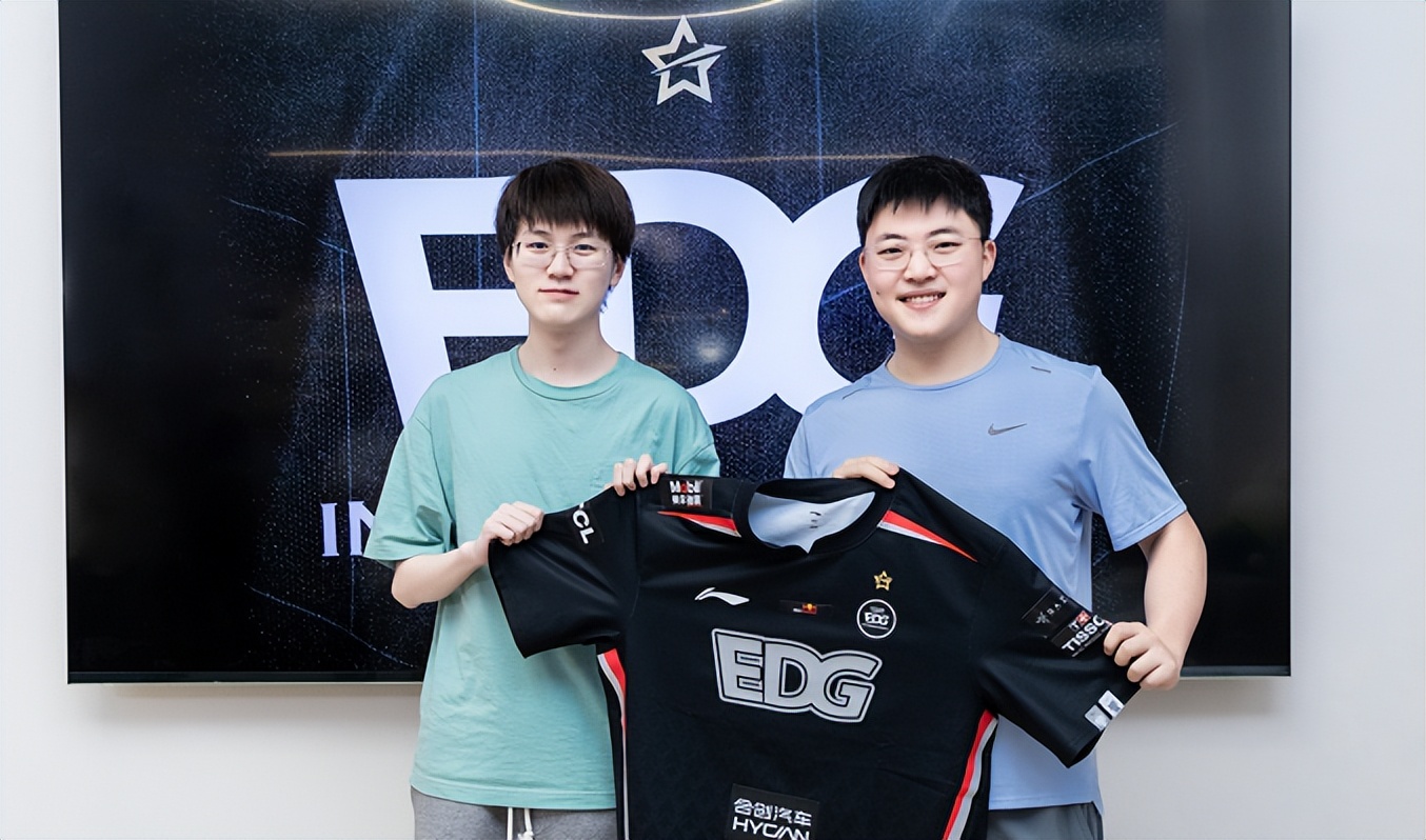 EDG官宣簽約UZI，曬出合影，廠長UZI同框淚目，打尺帝不上很可惜 - 資訊咖