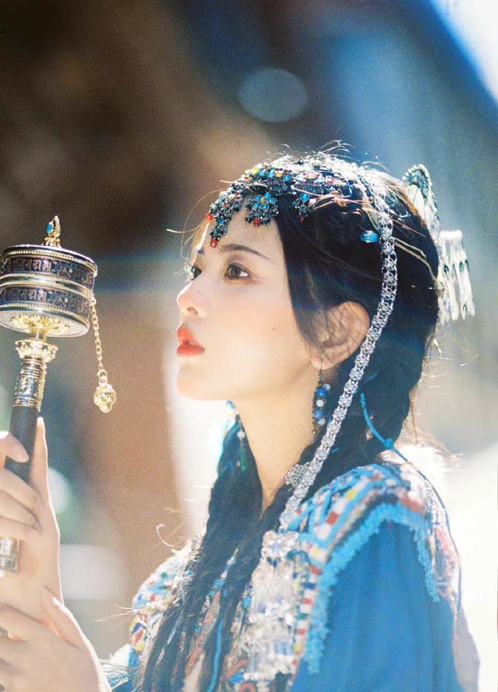 Yang Chaoyue's blue exotic portrait, the beauty is blown up - iNEWS