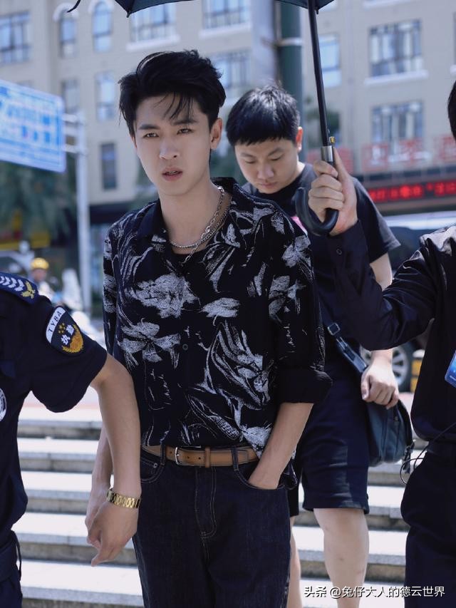 Qin Xiaoxian of Deyun Society broadcasted live, and sent a message to ...