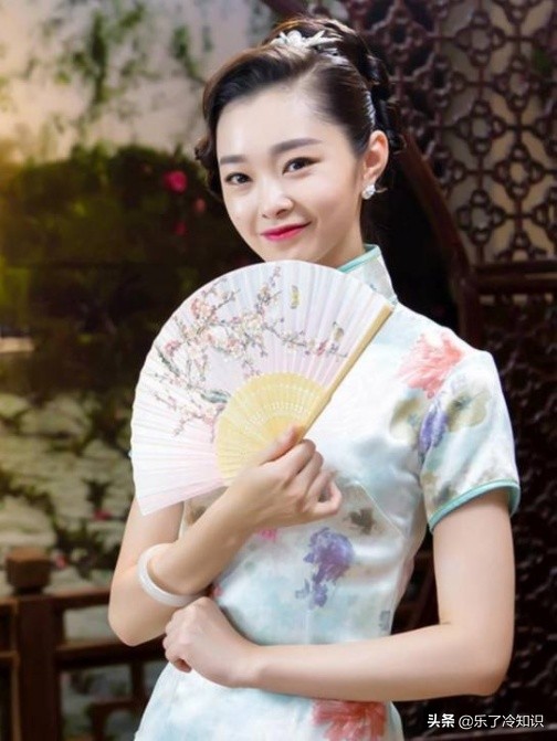 Song Yi wears cheongsam and Yang Mi Ma Yili also wears cheongsam. Who ...