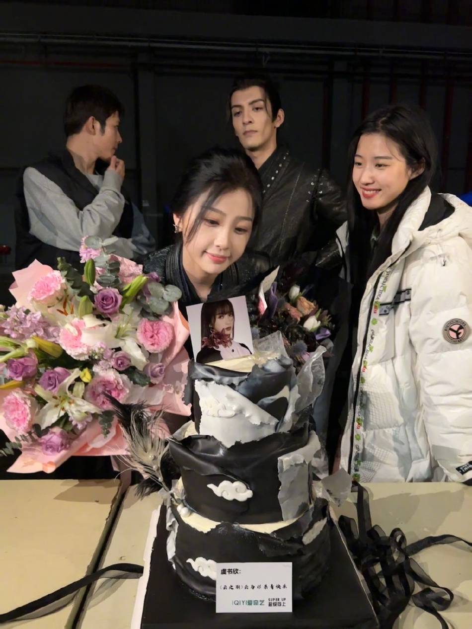 Yu Shuxin took a group photo with Zhang Linghe, Guo Jingming, and Jin ...