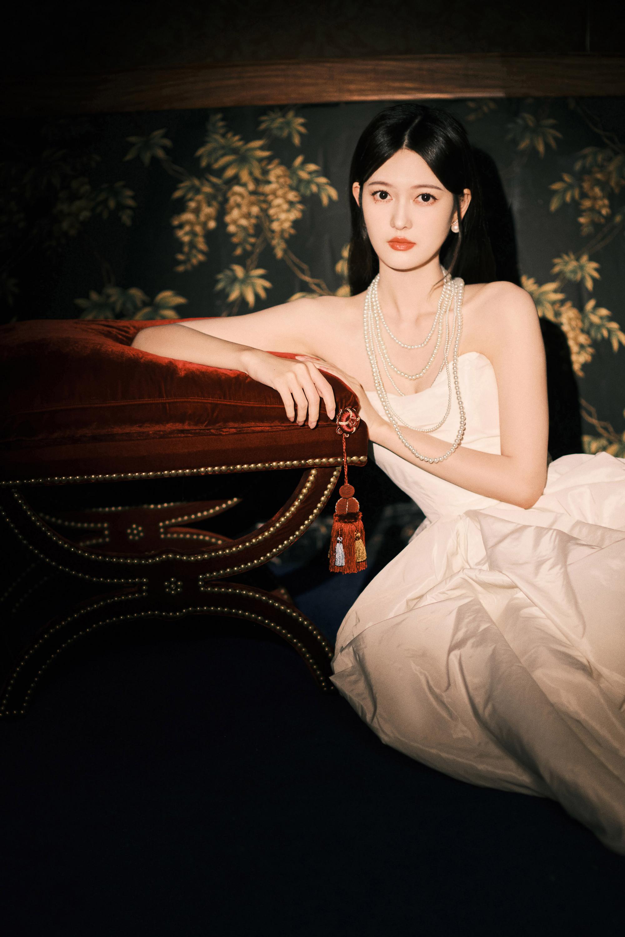 Lu Tingyu's latest satin dress photo shoots a daughter-in-law with a ...