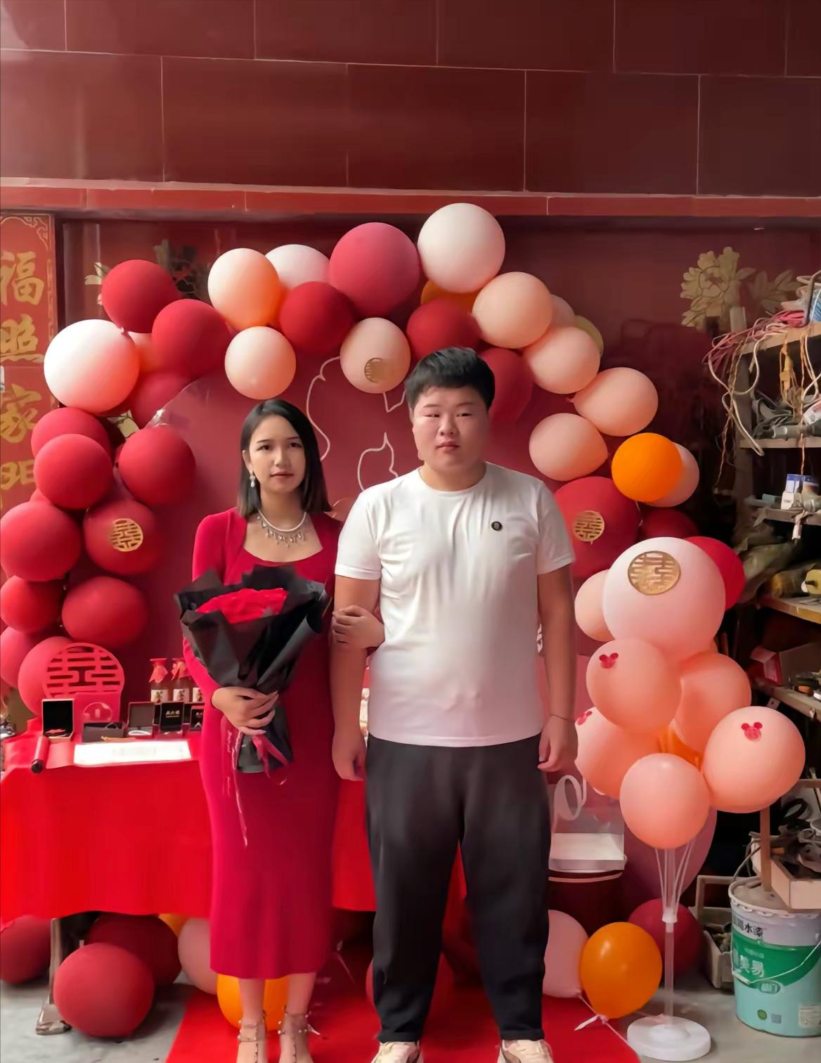 The woman posted engagement photos, the bride was obviously beautiful ...