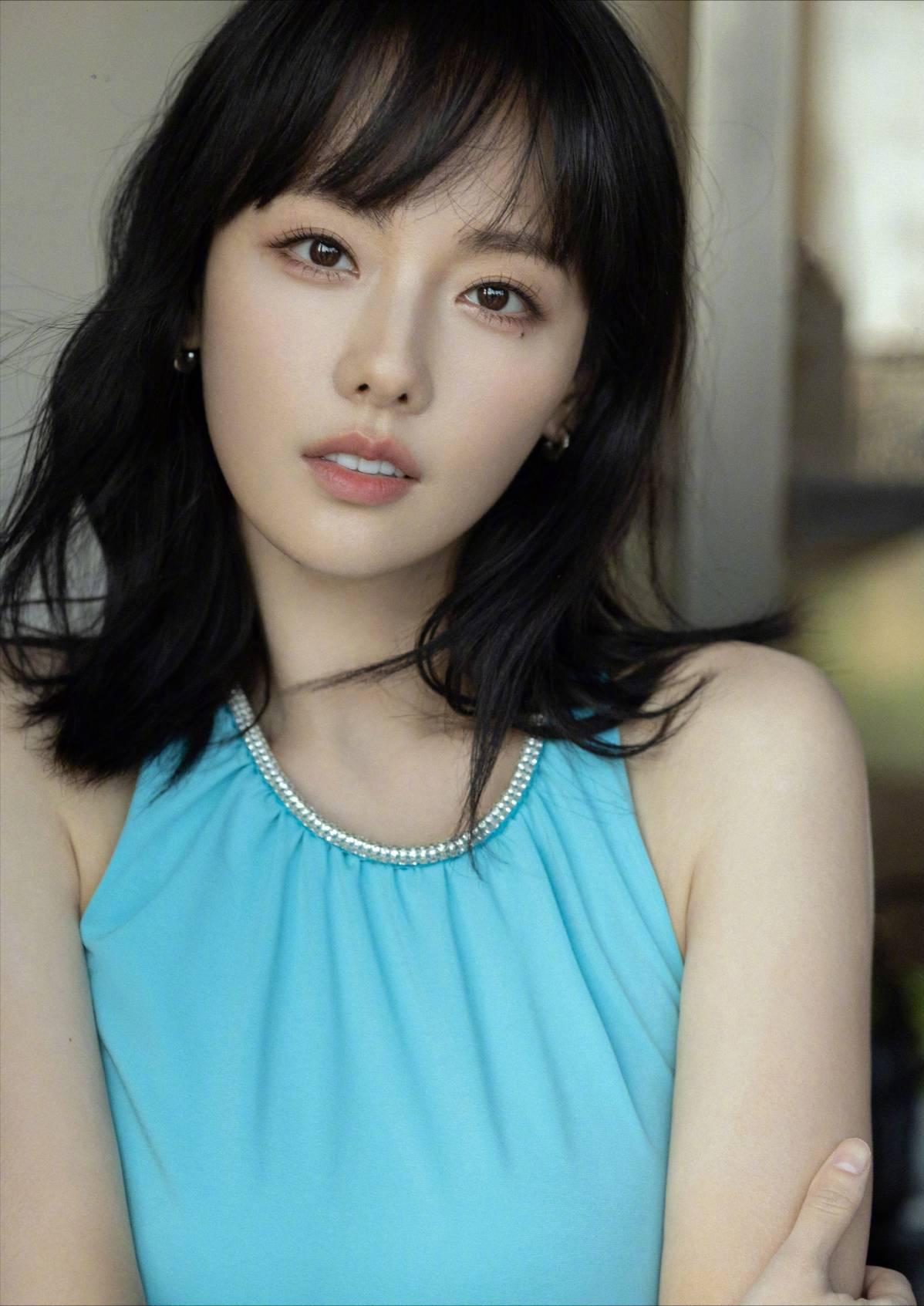 Zhang Jiani restores the "Qi Liu Hai" hairstyle, wears an orange high-neck vest, and dresses up ...