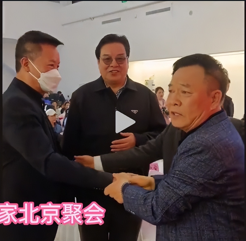 Artist Yan Weiwen was supported and hugged Li Shuangjiang at a ...