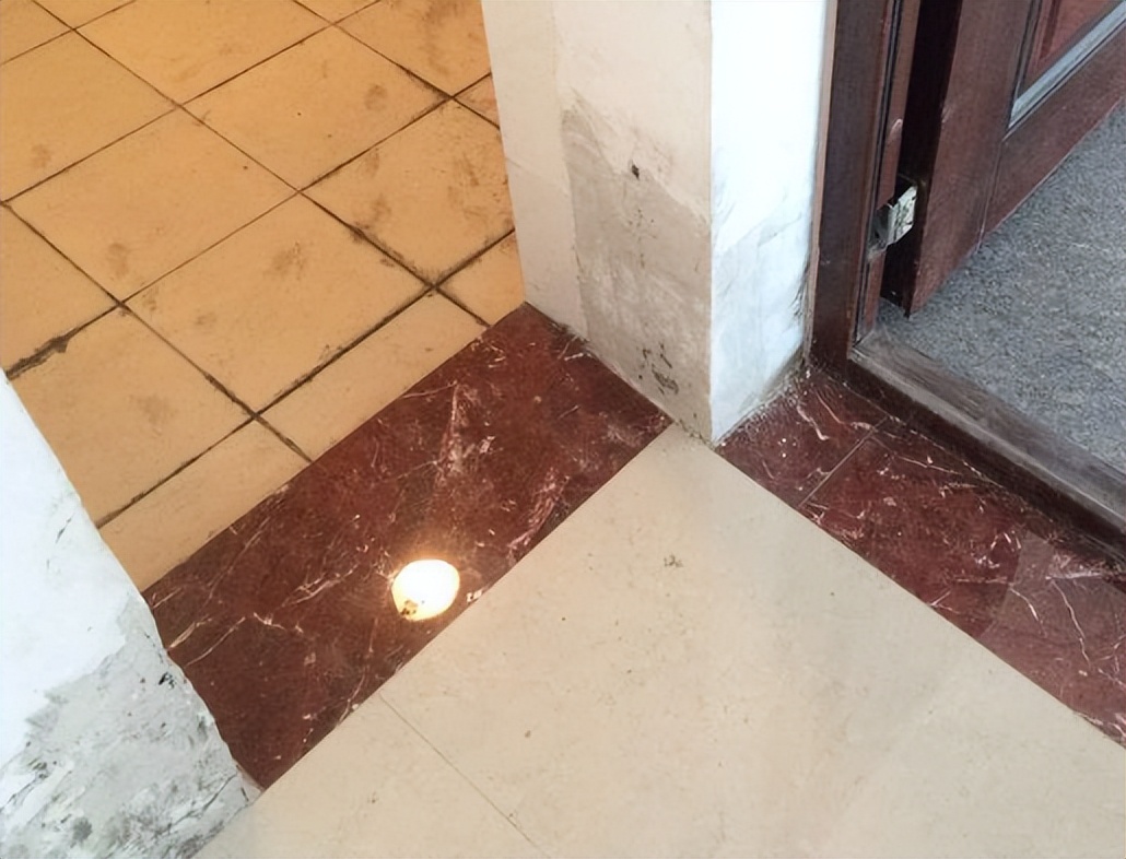 What is the reason for the water seepage in the tile seam? - iNEWS