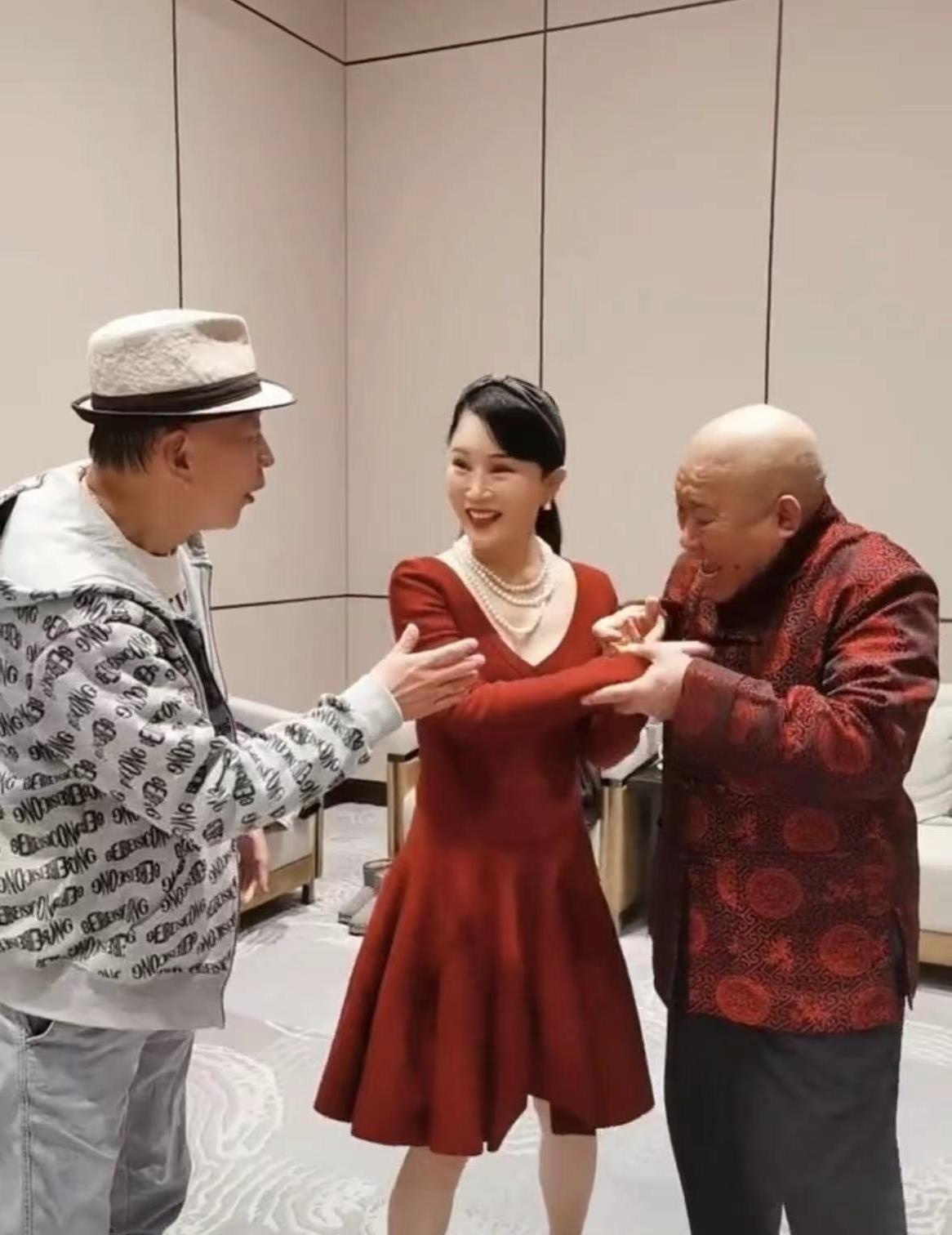 67-year-old Du Xudong participated in the wine party! Touching Ren Jing ...