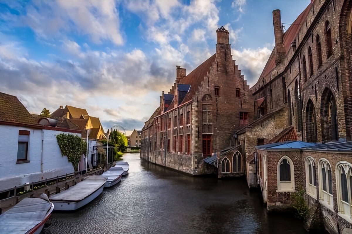 What economic opportunities does the historic port of Bruges bring to ...