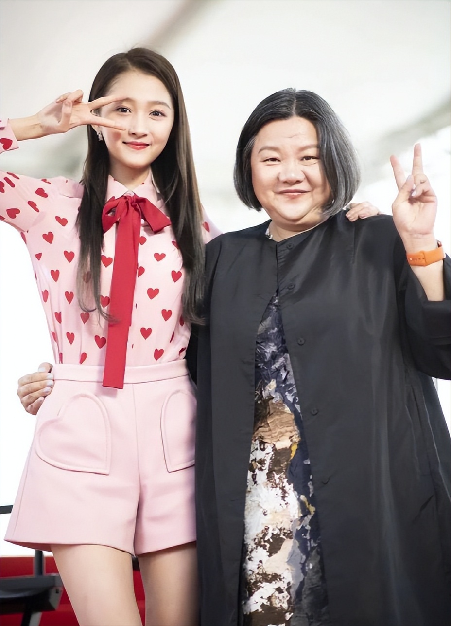 Chen Kaige's ex-wife is really fashionable! Wearing a 20,000 yuan ...