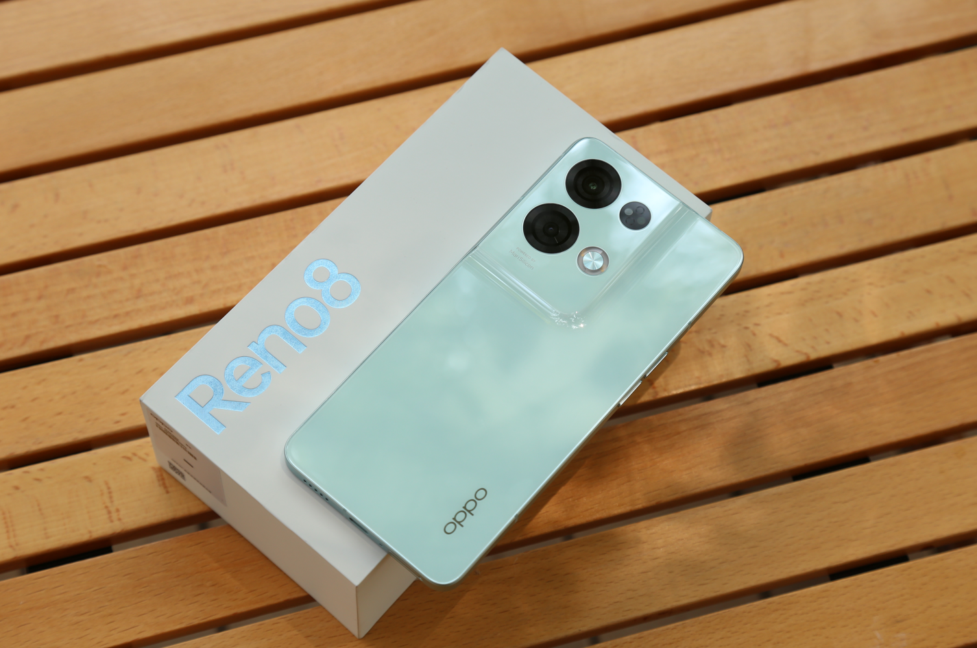 Reno系列最輕薄的手機來了！Reno8 Pro+一體化機身手感拉滿 - 資訊咖