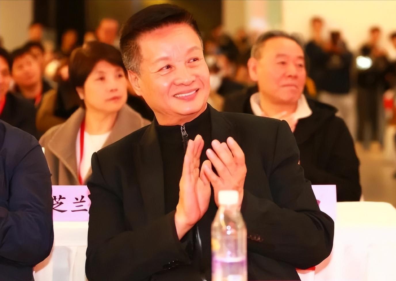66-year-old Yan Weiwen attended the party, held hands with female ...