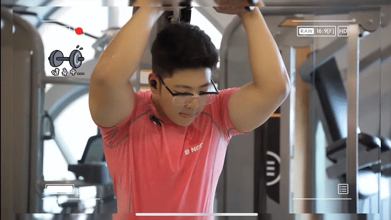 Guo Tao's son's fitness video, 15-year-old small stone is burly and muscular, and has become a ...