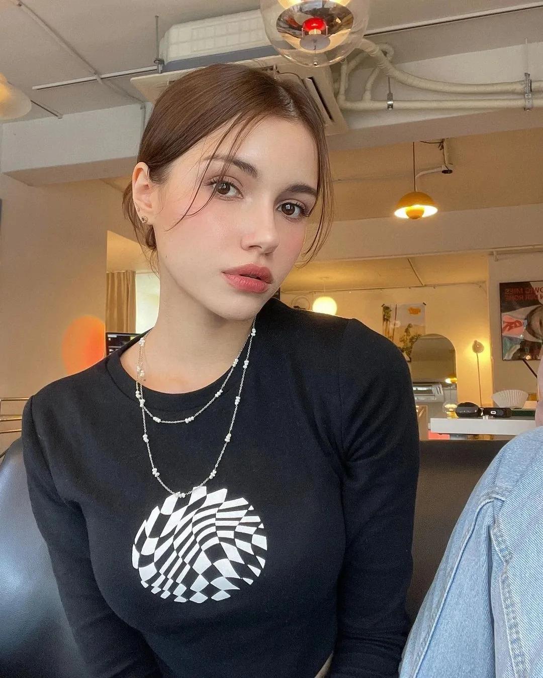 Ukrainian beauty model Leeeena - iNEWS