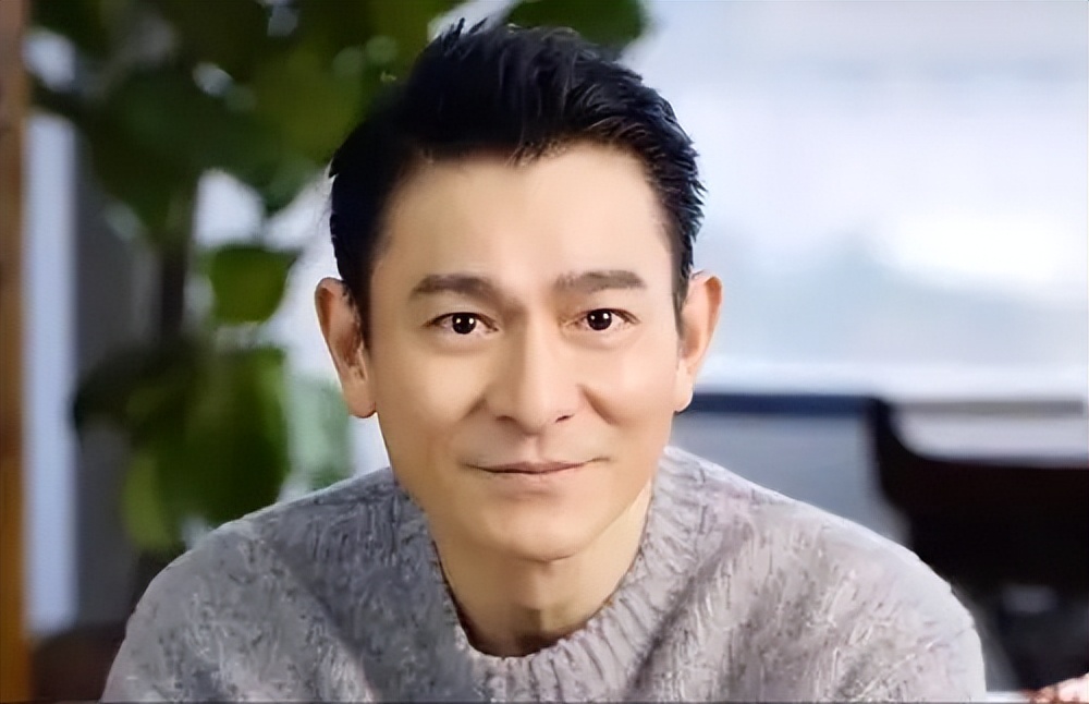 "Counterfeit Andy Lau" performs everywhere to make money, his style ...