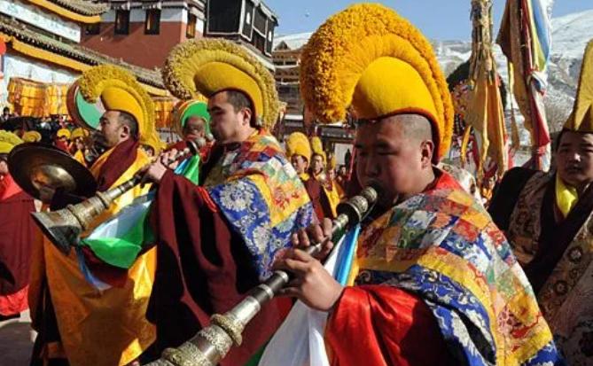 This person asked the Panchen Lama to bow down to the British crown ...