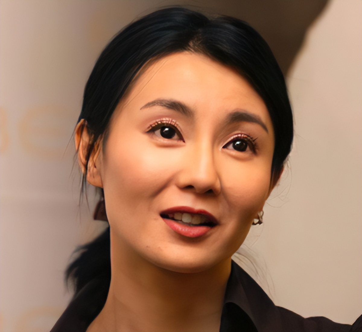 She used to be Tony Leung's woman, but now she lives alone in a slum ...