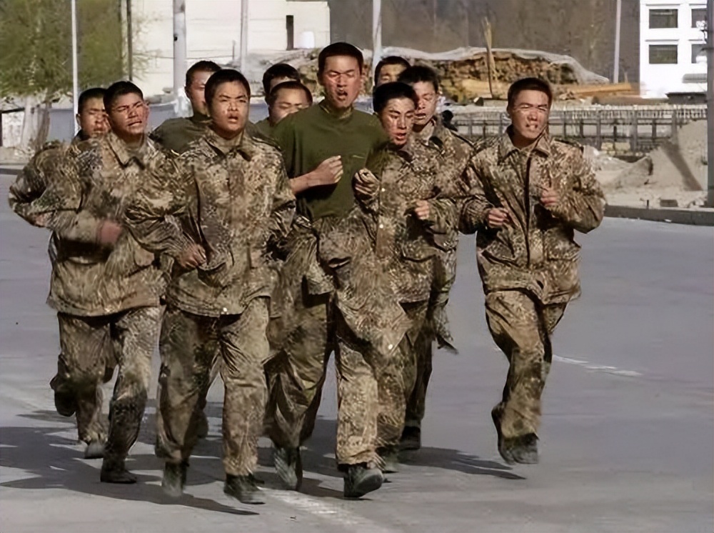 Why do the muscles of soldiers look harder than those of ordinary ...