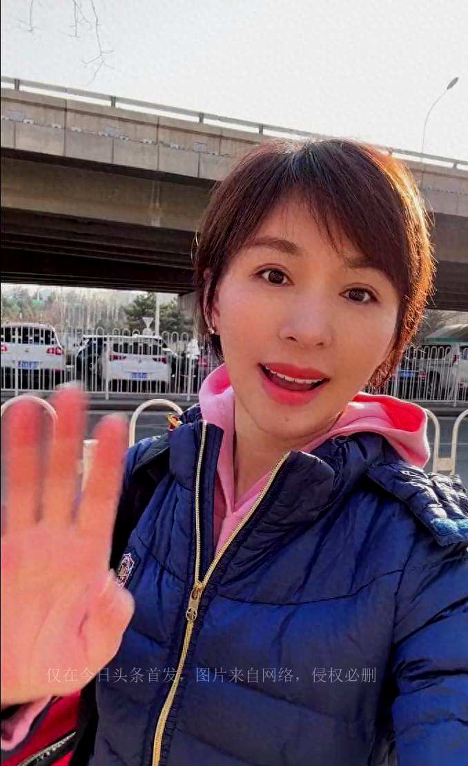 54-year-old Mao Ning plays with Ouyang Xiadan, his facial expression is ...