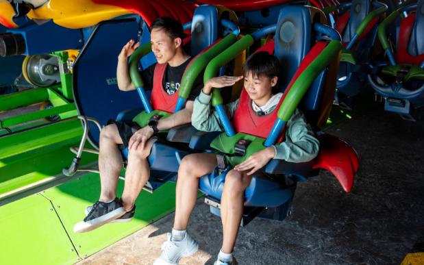 Quan Hongchan went to the amusement park again!Riding the roller ...