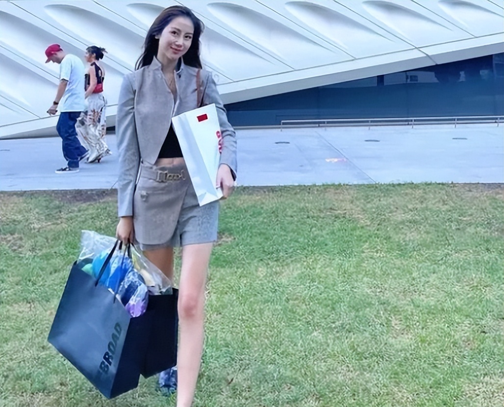 Chen Lu's recent photos: professional wear + miniskirt, showing off a good figure and long legs ...