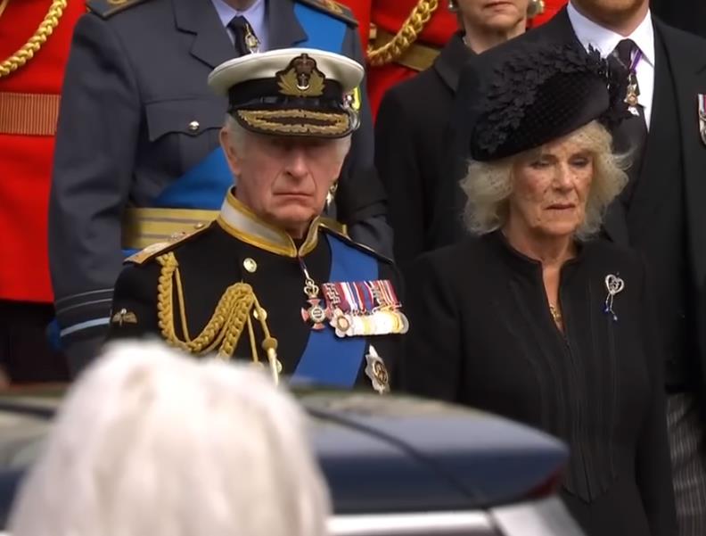 Charles III and his wife are so loving!Camilla's eyes are full of love ...