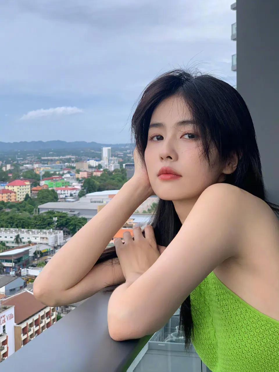 As expected of Bai Mengyan with milk skin, this apple green top is ...