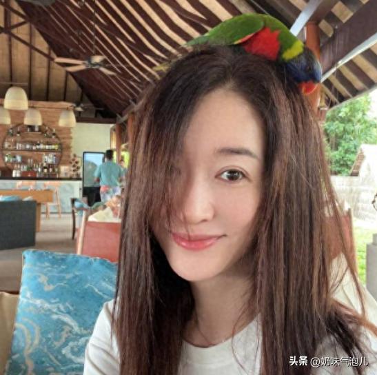 47-year-old Li Xiaoran still looks stunning, showing off her figure in ...
