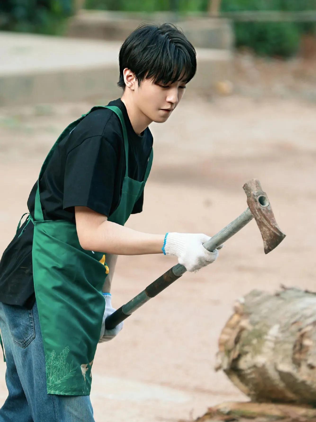 Wang Junkai wears a green apron in "Longing for Life" and cooks with ...