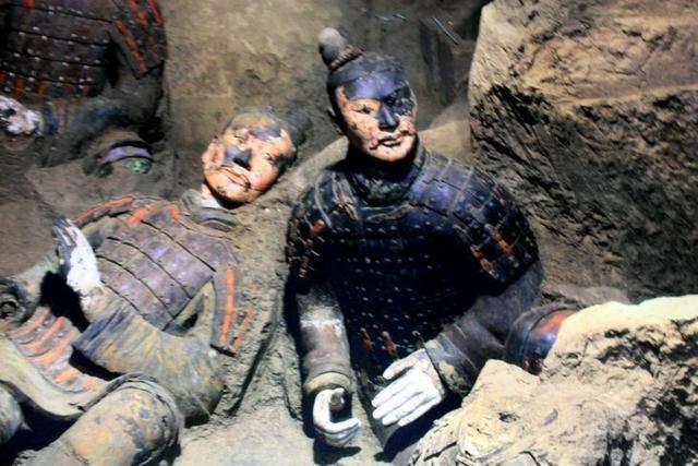 The surface of the bronze sword is coated with a chromium salt compound ...