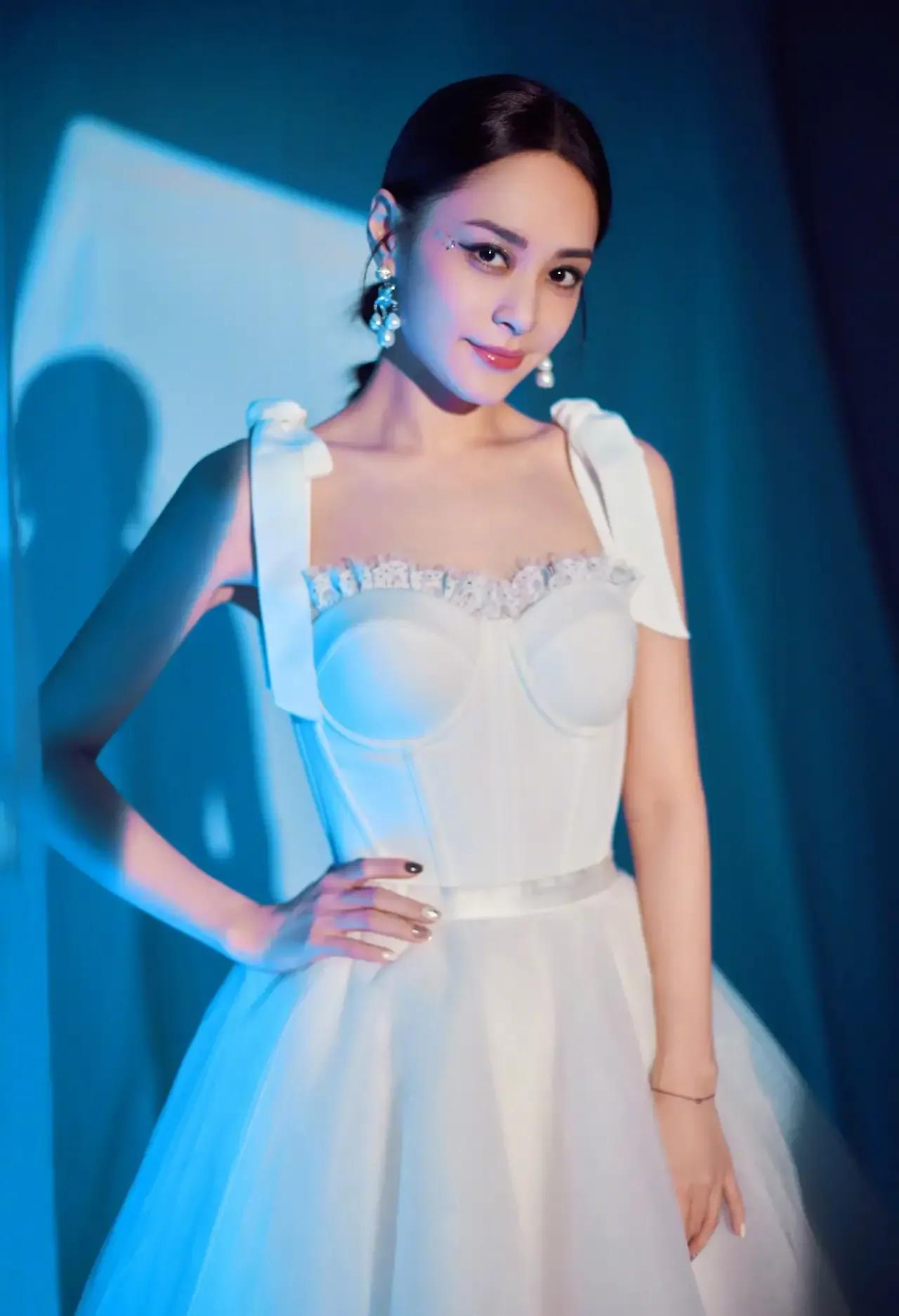 Zhong Xintong's fashion photo - iMedia