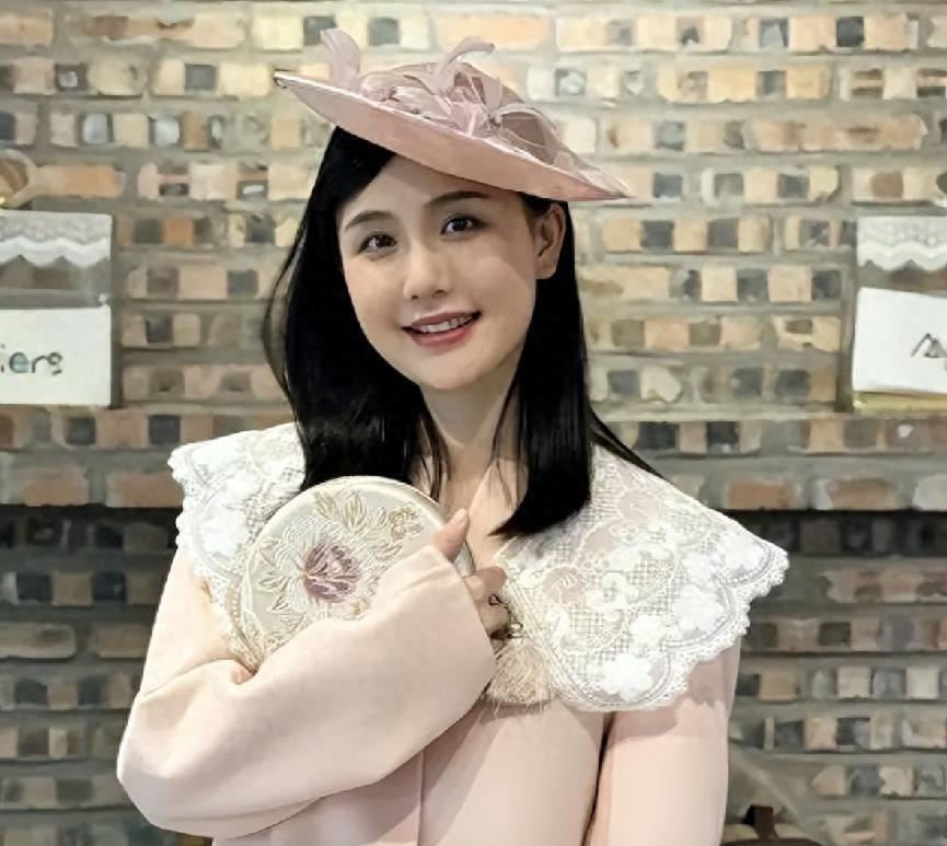 The 23-year-old sweet new wife, Lai Wenfeng, is stunningly online! - iMedia