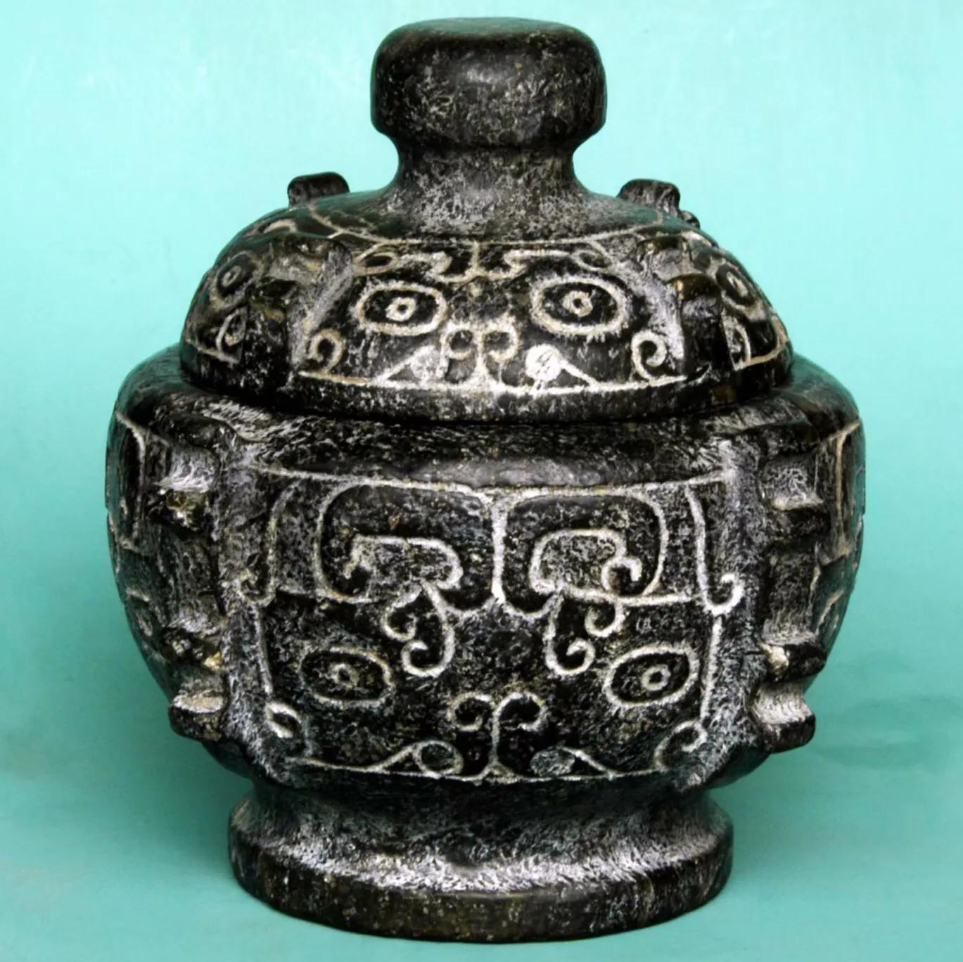 Chinese Shang Dynasty "Taotie Pattern Blue Jade Gui" - iNEWS