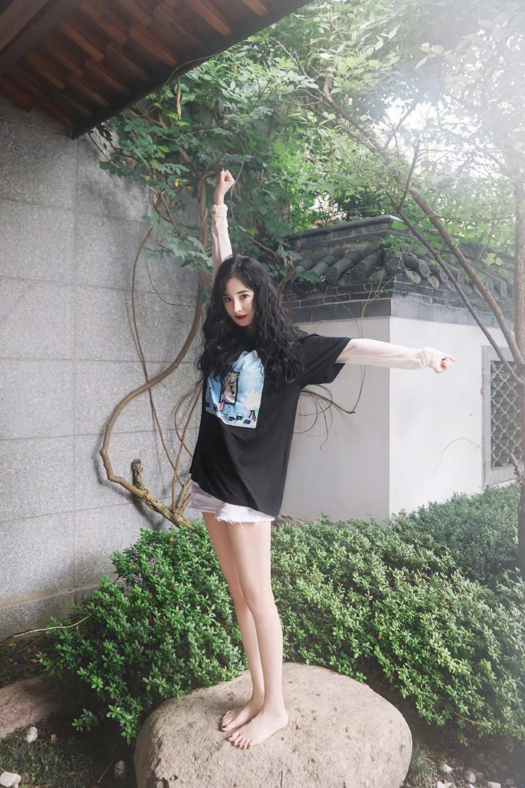 Yang Mi's armpits amazed the audience, raising his arms instantly ...