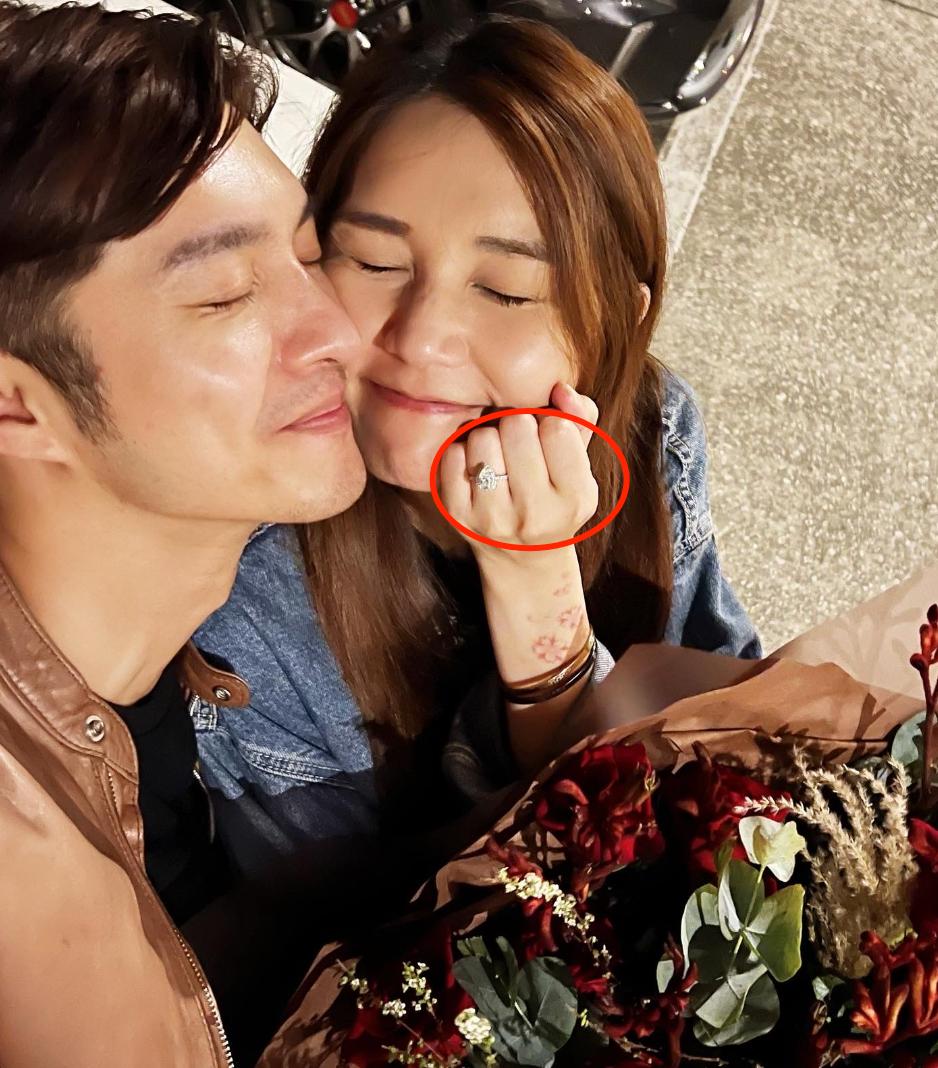 Hong Kong star Huang Jiale's wedding is too luxurious!Wife hangs 6 golden pigs on her chest and ...