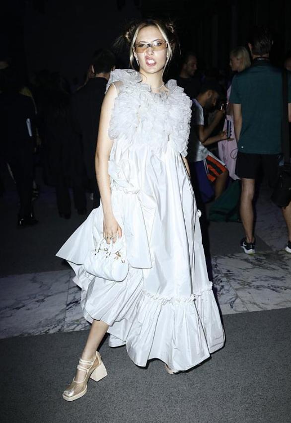 Gu Ai with perfect figure is messy and dressed in a sleeveless dress ...