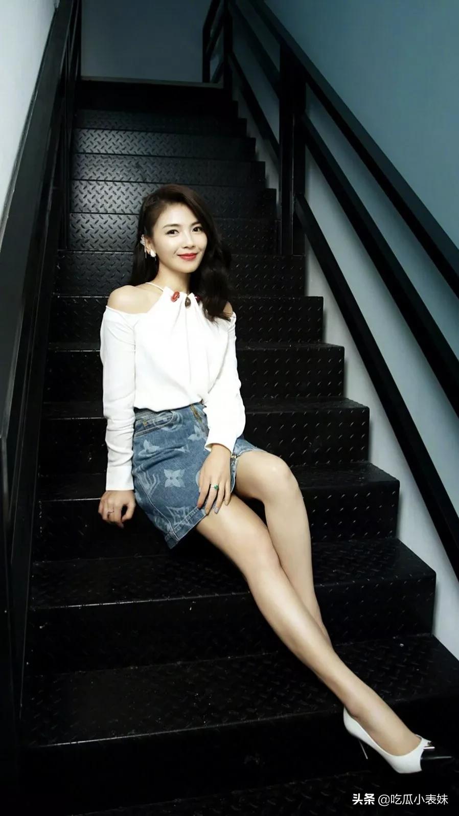 Liu Tao, charming in various poses, elegant temperament, long waist and ...