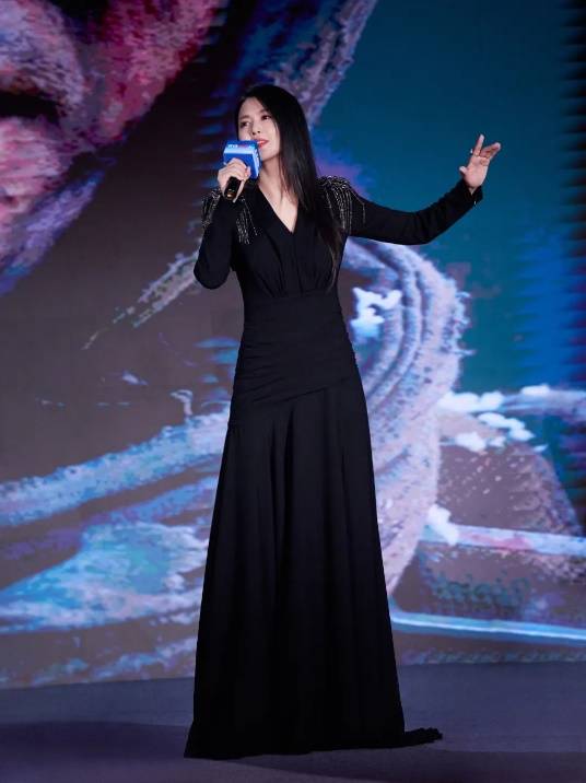 Tan Weiwei performed the theme song "Deeply Loved" of "Winter and the ...