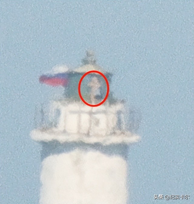 The lighthouse in the South Kuril Islands lit up the national flag ...