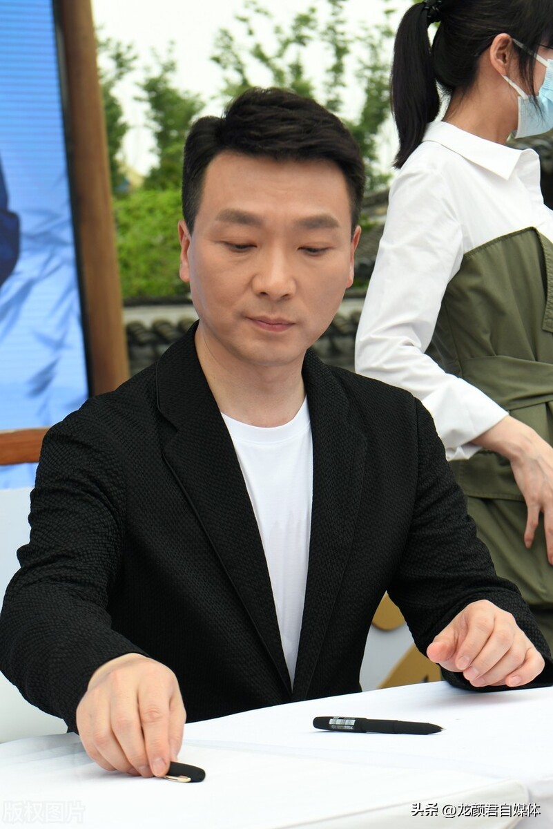 CCTV host Kang Hui attended the "Kang Hui Biting Words" reading sharing ...