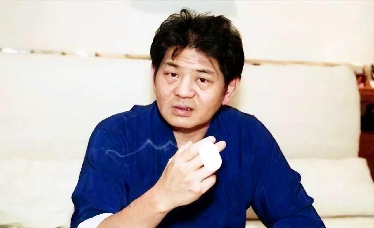 The man behind S's mother is the ugly version of "Jia Baoyu" Huang ...