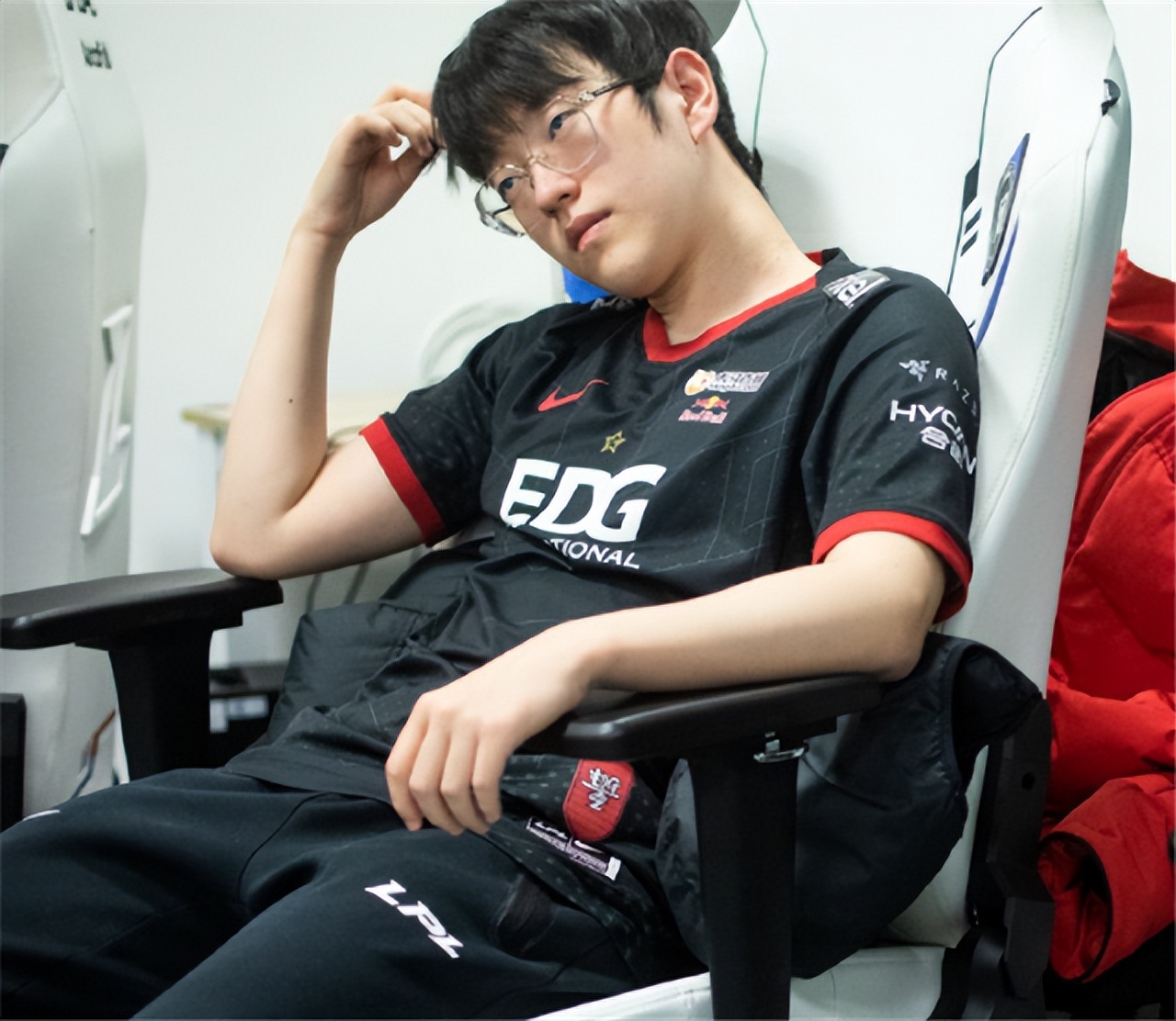 RNG started to play msi, but Zhu Kai was giving gifts to coach EDG, and he was complaining about ...