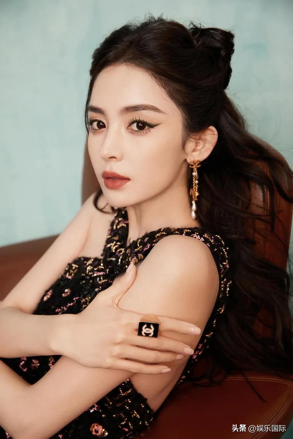 Nuozha wears an embroidered skirt to show her beautiful figure with ...