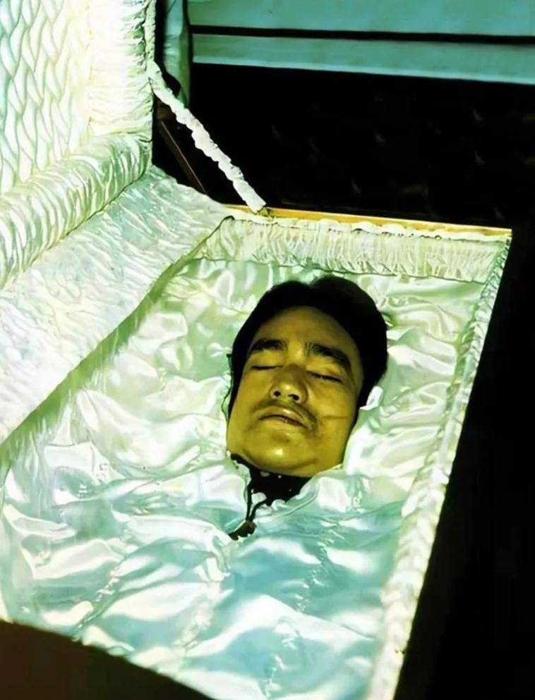 In 1973, the last remains of Bruce Lee, his face was sallow, his neck ...