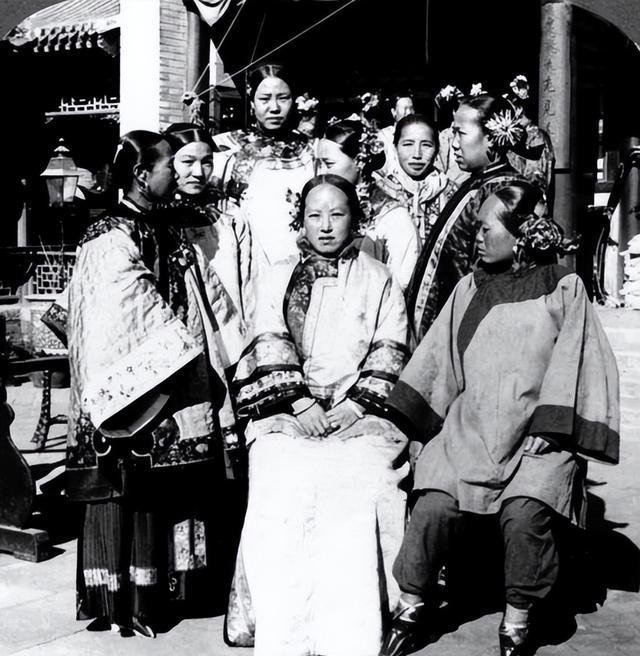 Yang Sen: Born into a warlord family, he married 12 concubines in his ...