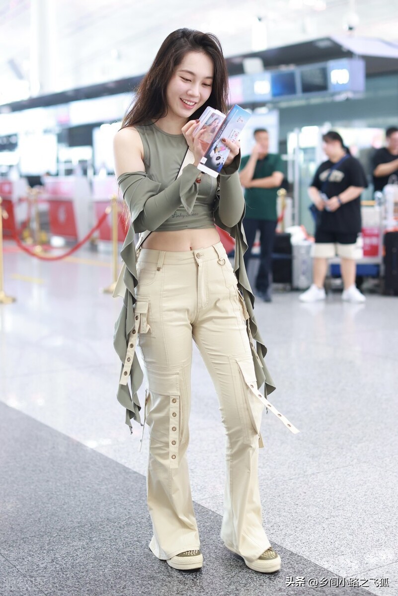 Fu Ya Ning appeared at Beijing Airport, wearing a short T-shirt with ...