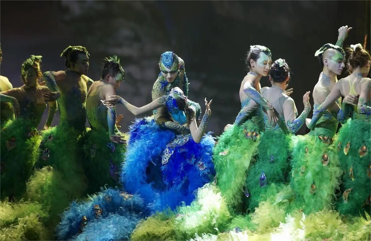 Peacock dance surprises "the emperor's new clothes", and the "hooligan ...