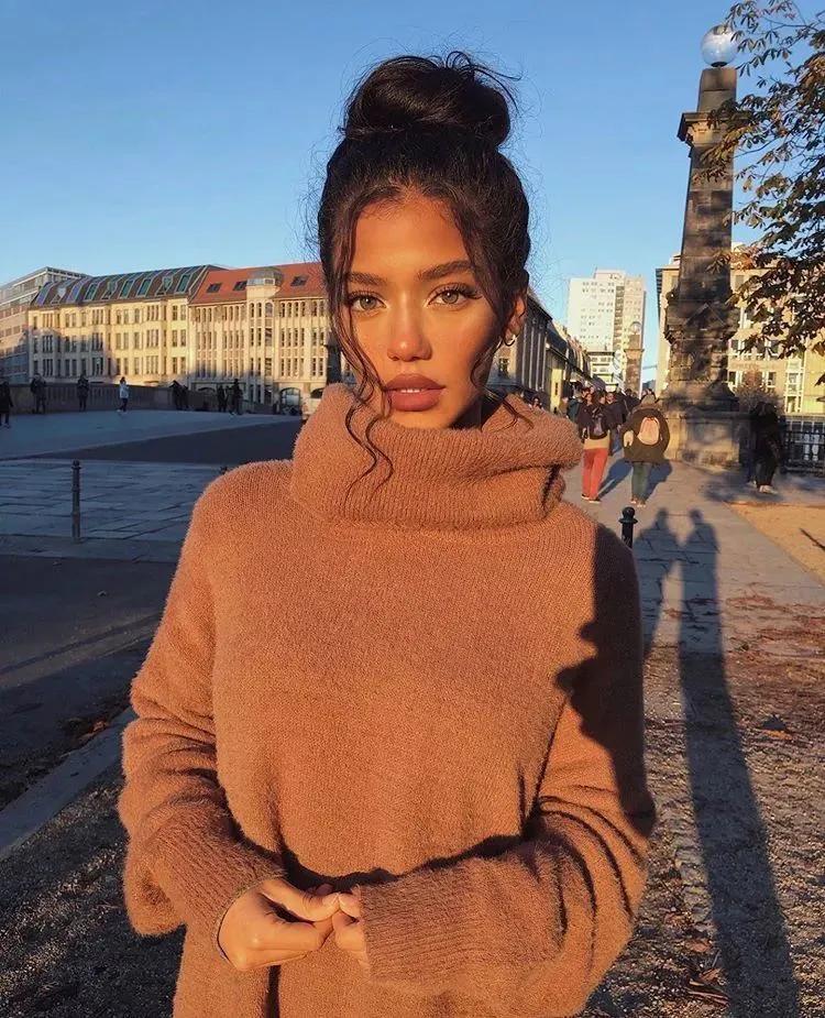 German "Princess Jasmine" walks the infrared network!Wearing a white ...