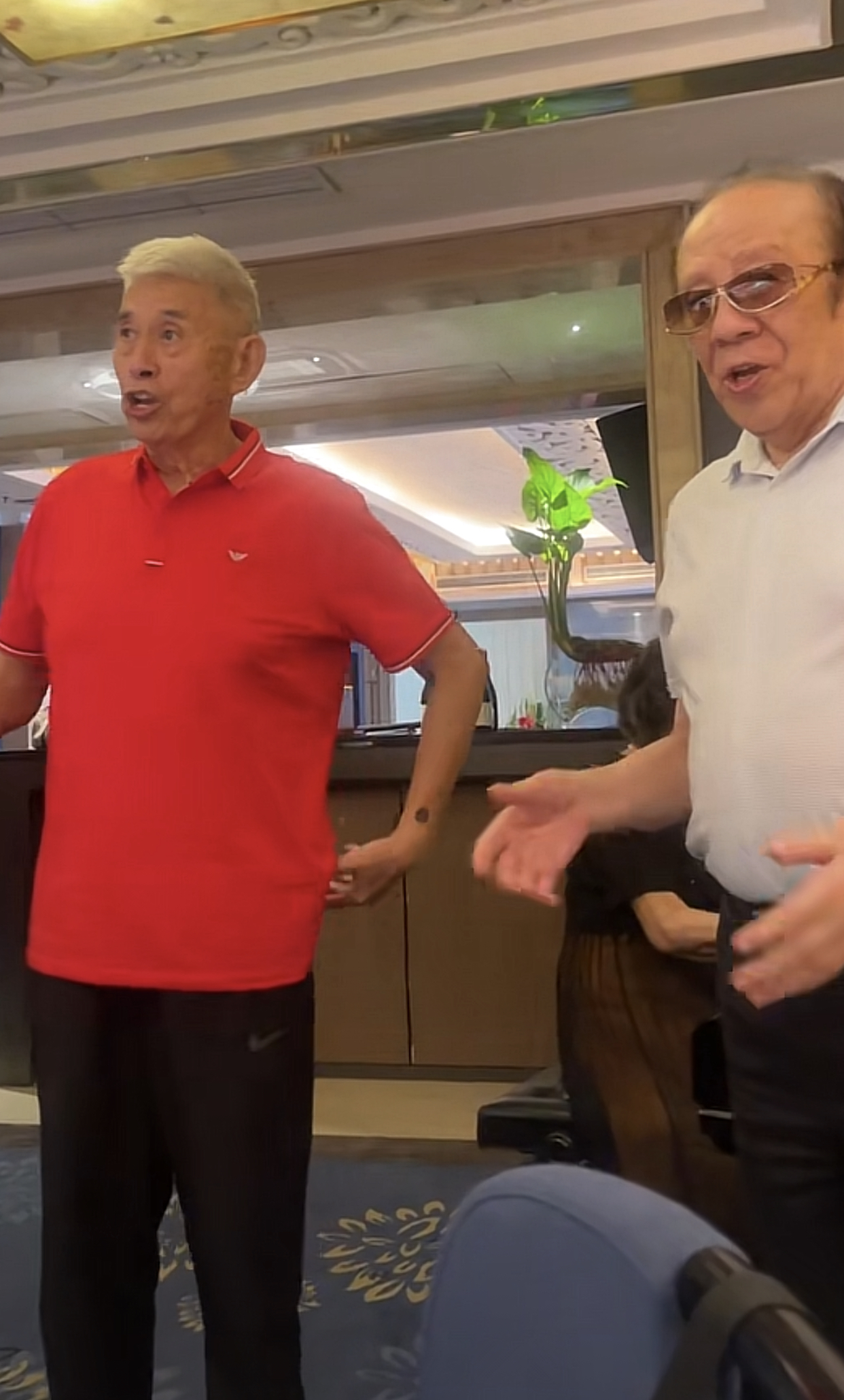 81-year-old singer Yang Hongji appeared, playing the piano in the ...