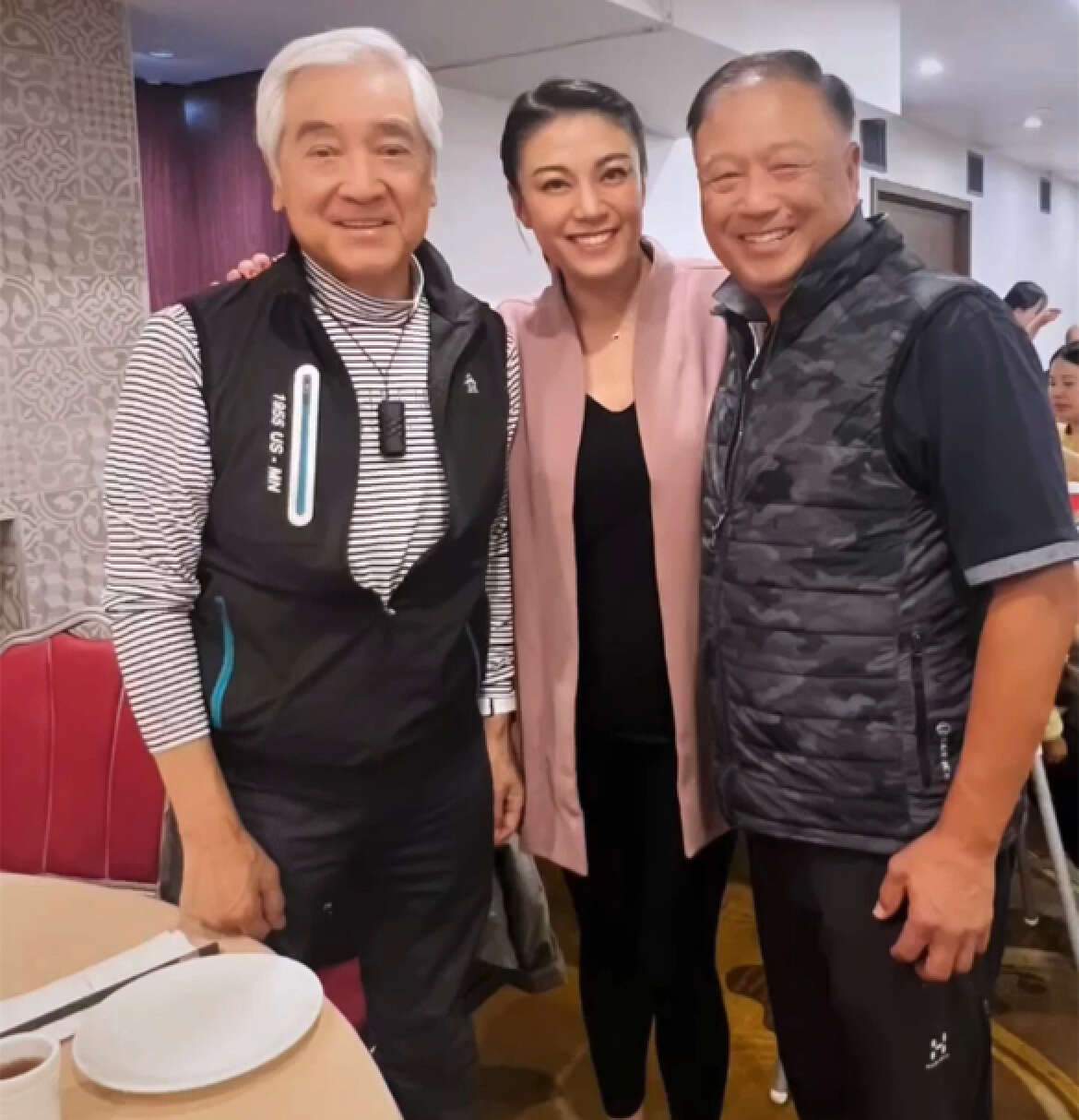 Liao Bier posted a photo of a gathering with Qin Pei in Canada - there ...