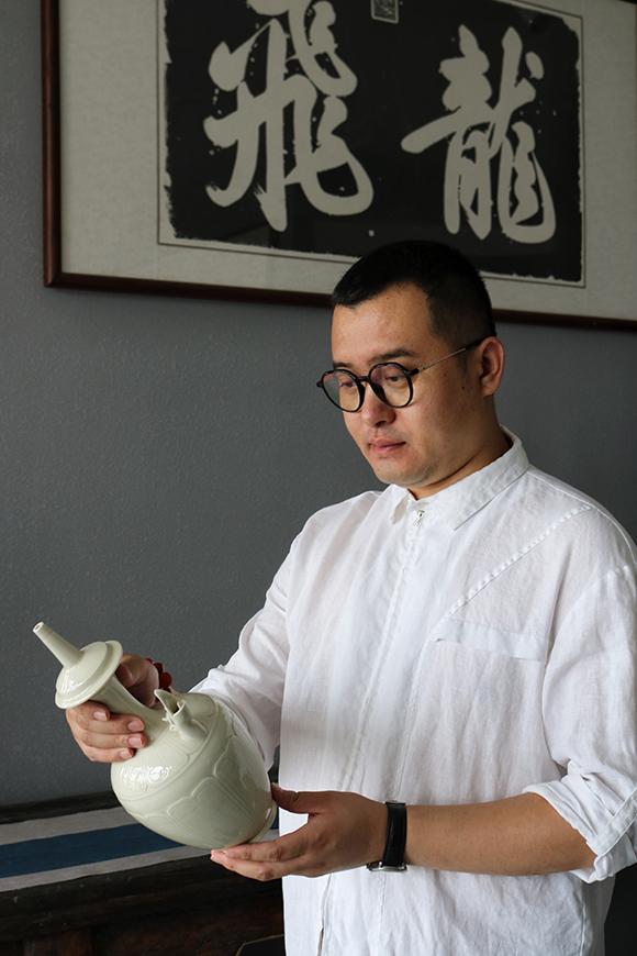 Using knives instead of pens and porcelain as paper to create an original design that engraves ...